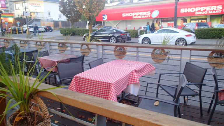 Stepho's Souvlaki Greek Taverna （ステフォーズ）| ギリシャ料理が楽しめる人気レストランチェーン店 | カナダ ...