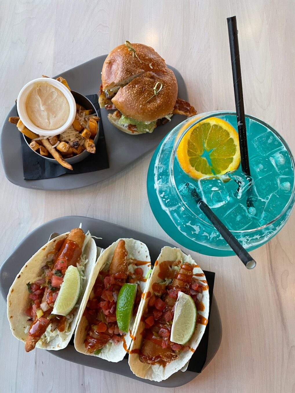 VIP Lounge at Cineplex（ブイ・アイ・ピー・シネプレックス・ラウンジ） | バンクーバにある未成年不可のVIPラウンジで ...